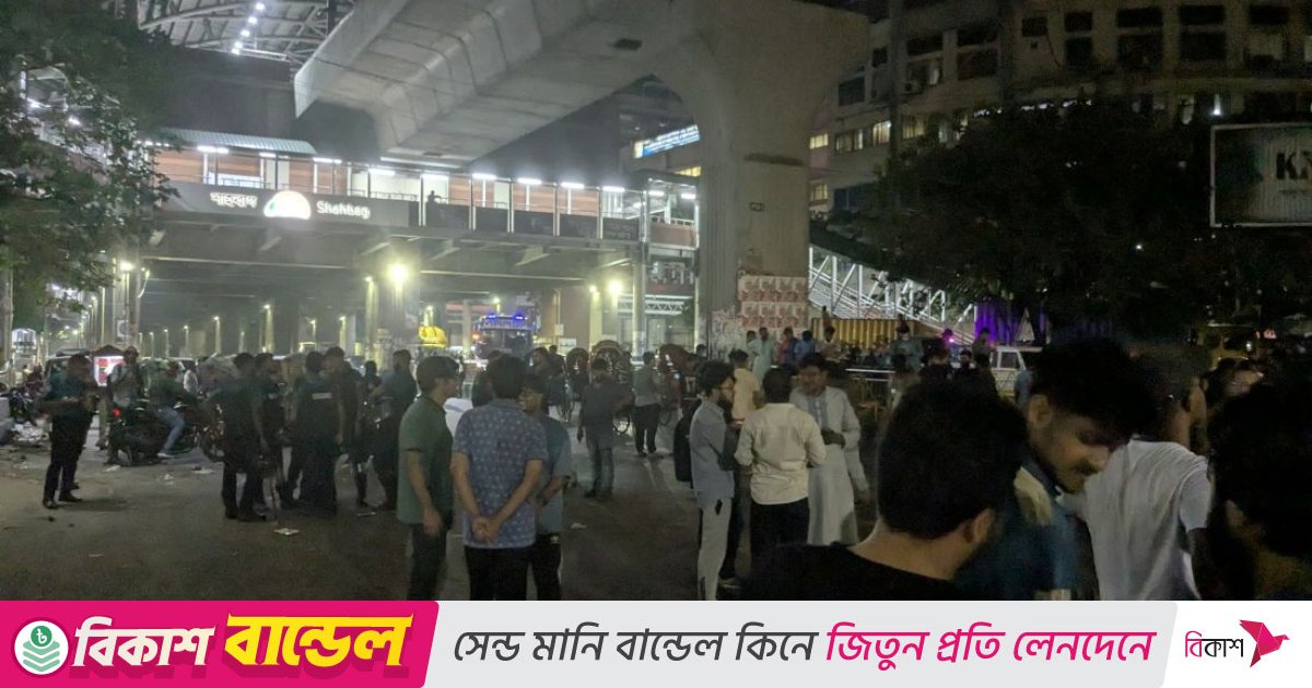 Students block Shahbag at night, demand Kuet VC's resignation