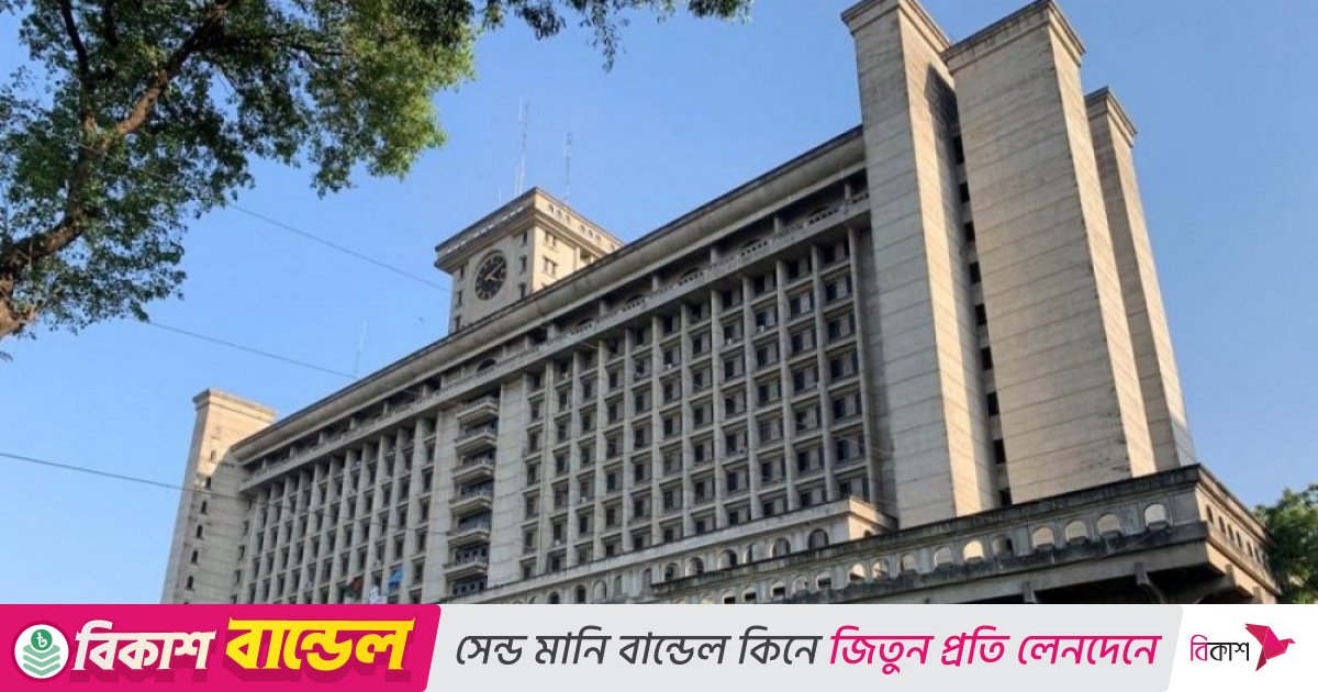 Ishraque supporters unlock the main gate of DSCC