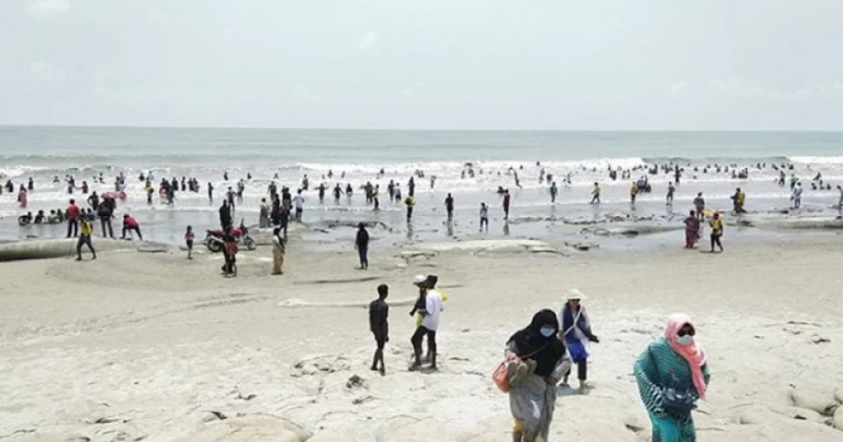 Kuakata hotels fully booked as thousands flock to enjoy long holiday