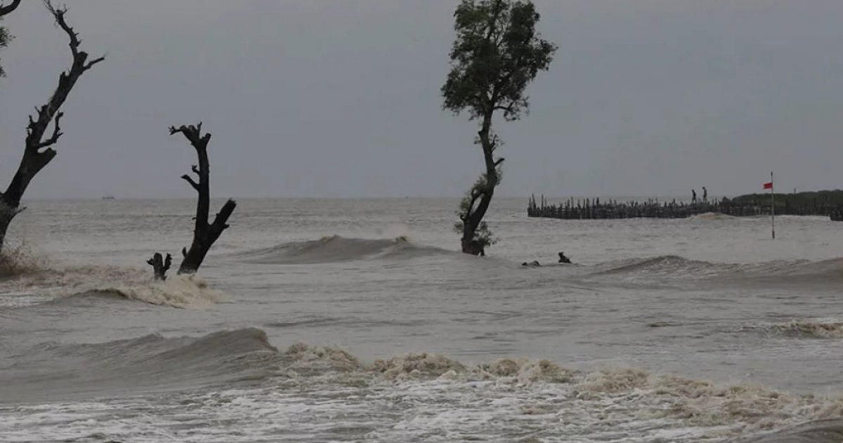 Cyclone Midhili crosses coast, warning signal drops to 3