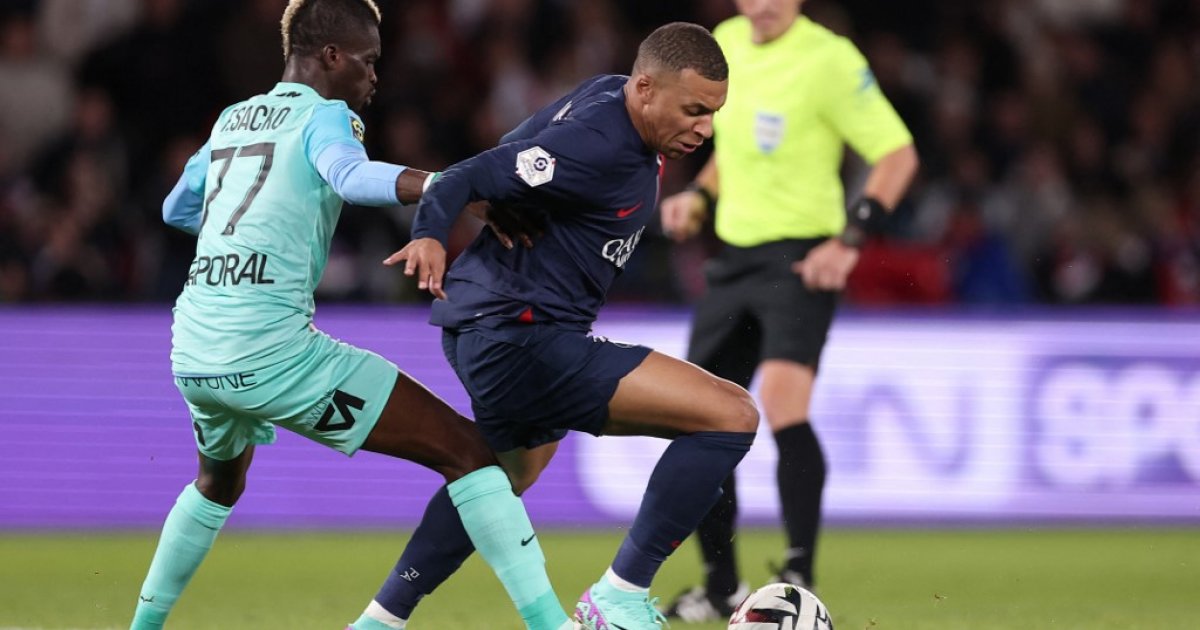 PSG go top with 3-0 win over Montpellier