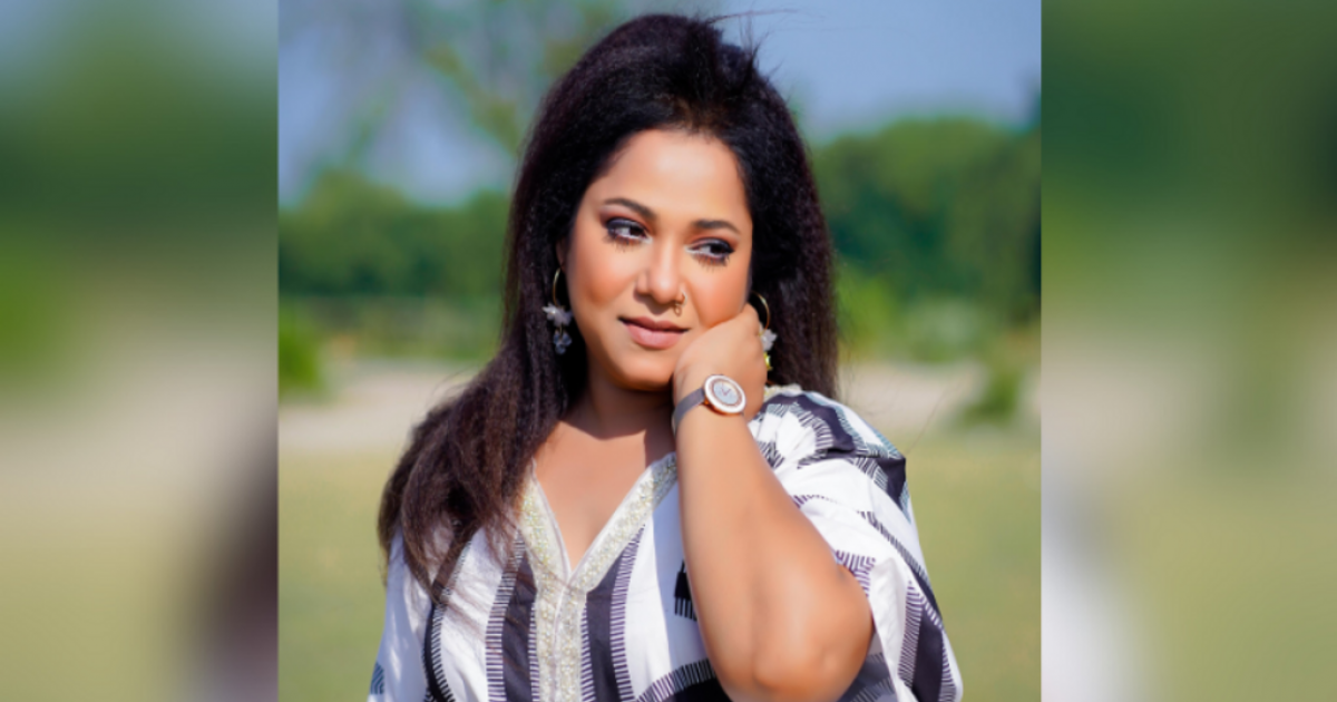 Singer Doly Shaontoni gets BNM nomination form for Pabna-2