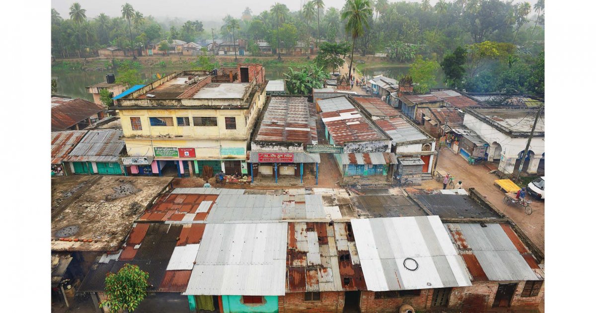 An increasing slum-cycle, a widening education gap