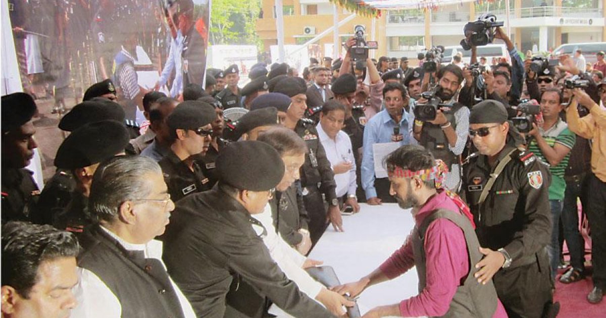 12 forest robbers surrender to home minister in Barisal