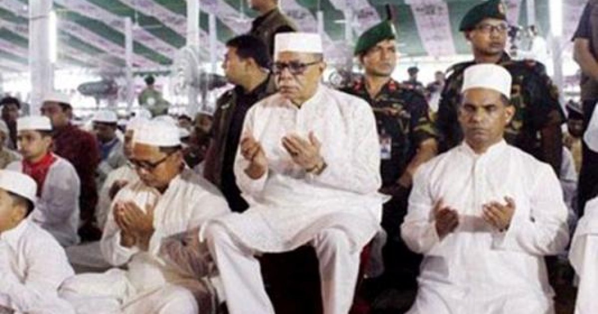 President Hamid offers Eid prayers at National Eidgah