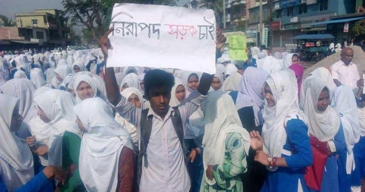 Students block Jessore-Benapole highway demanding safer roads