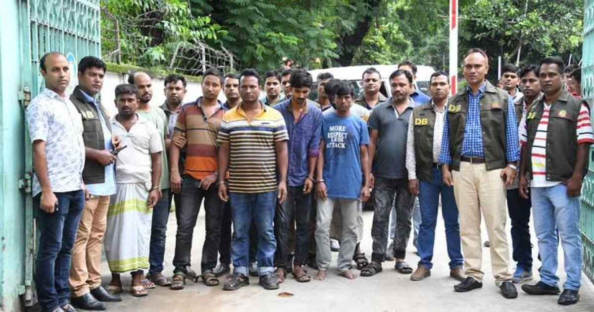 8 dacoits held with 5.5 tons of raw materials for steel