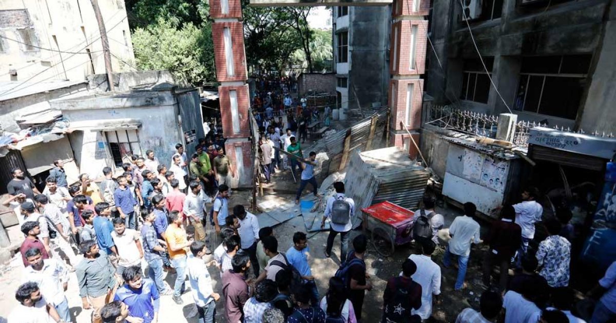 JnU students remove illegal shops, human hauler stand