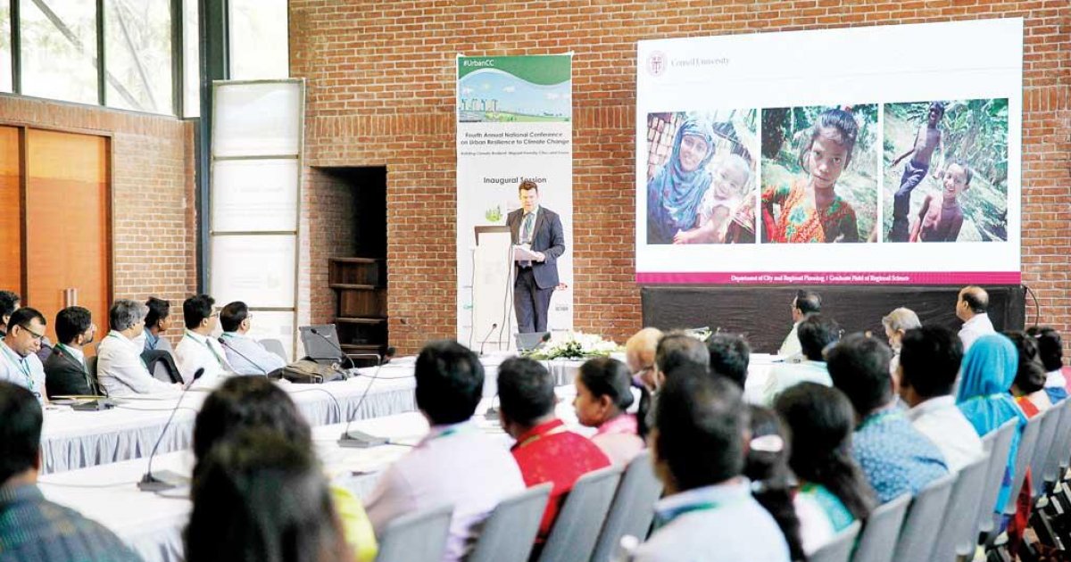 Hosts and migrants should be considered in migration policies