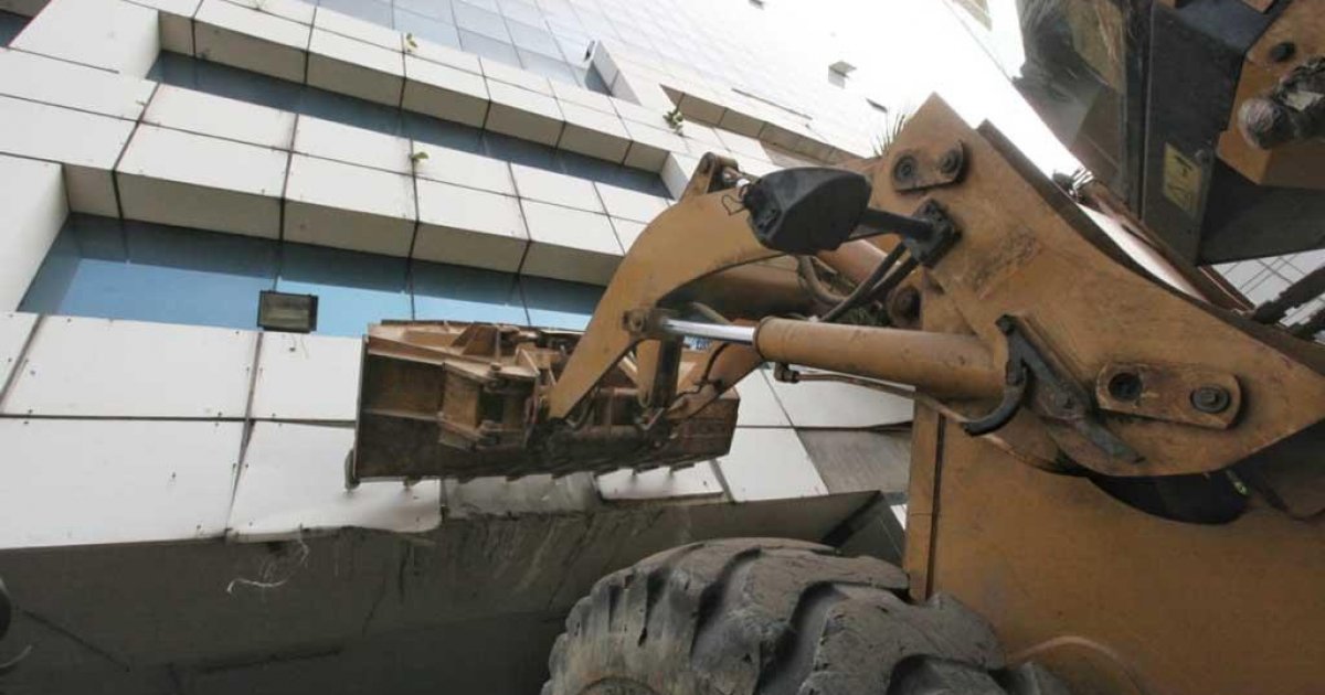 Rajuk starts demolishing BGMEA building