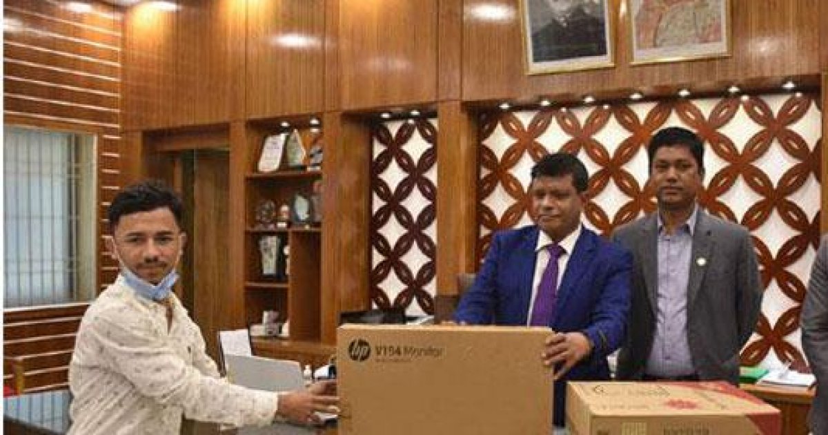 Shakil thrilled to receive computer as a gift from PM