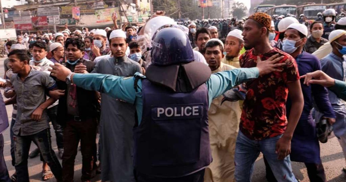Sculpture Controversy: Protesters, police clash outside Baitul Mukarram ...