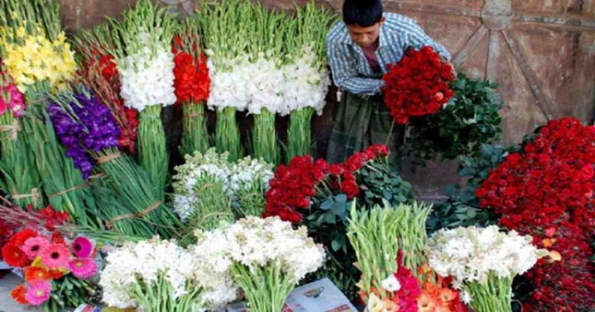 Godkhali flower traders fret over declining prices