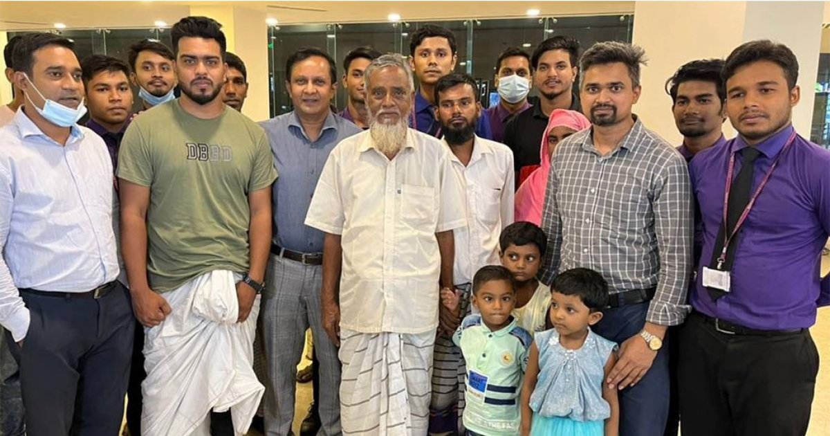 Saman Ali finally watches 'Poran' at Star Cineplex wearing lungi