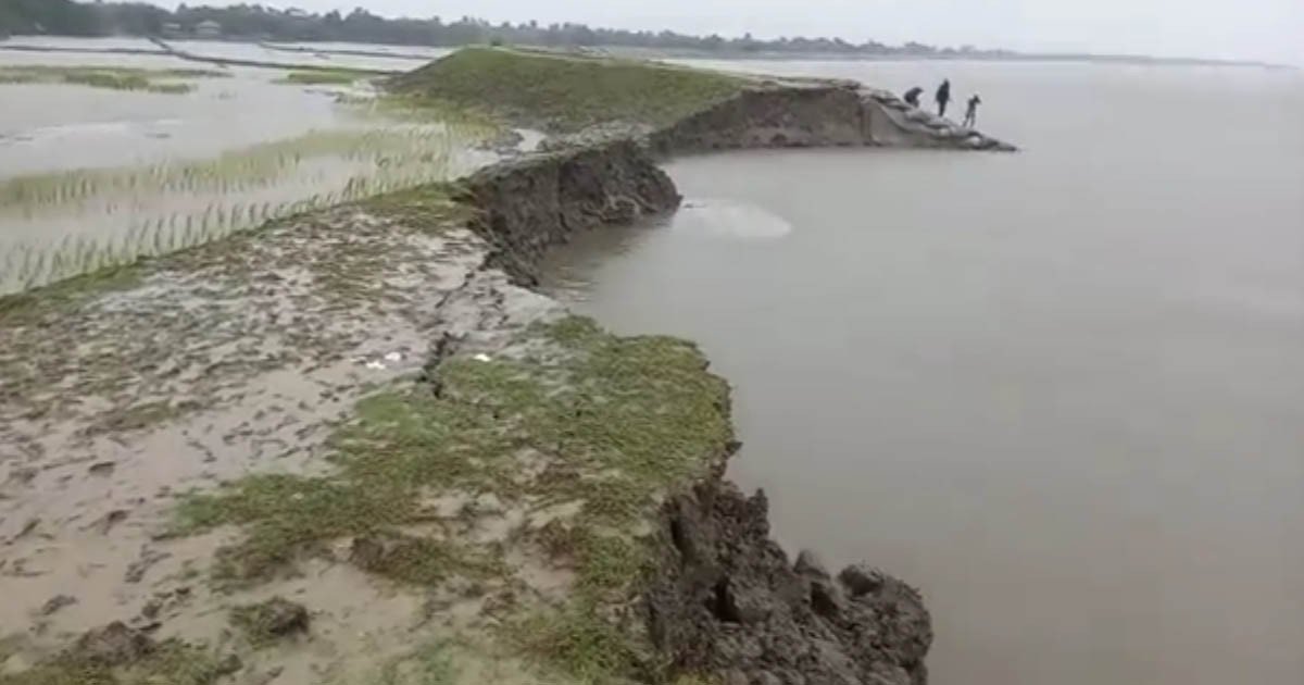 Cyclone Sitrang: Khulna embankment collapses, locals in terror