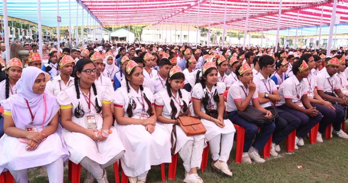 KMRF honours 620 meritorious students of Sirajganj