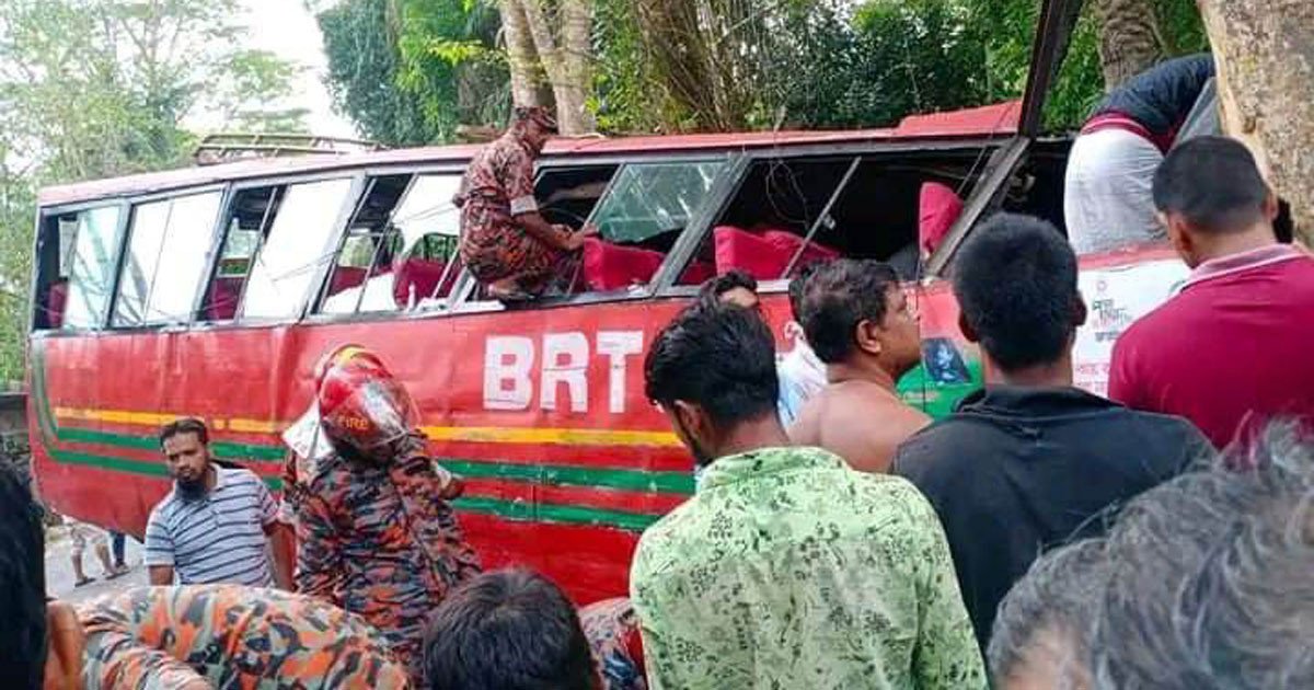 2 killed, 15 hurt on Barisal-Patharghata highway after bus crashes into tree