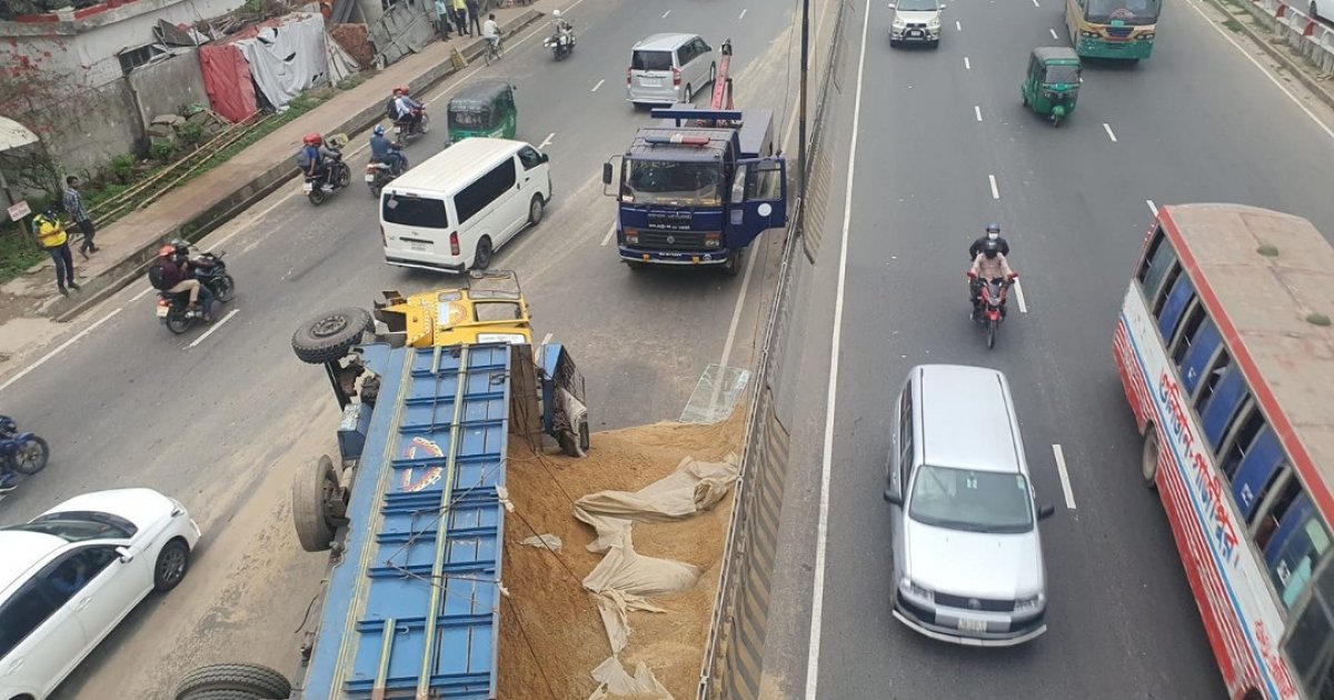 Severe traffic jam on Airport Road after truck overturns in Kuril