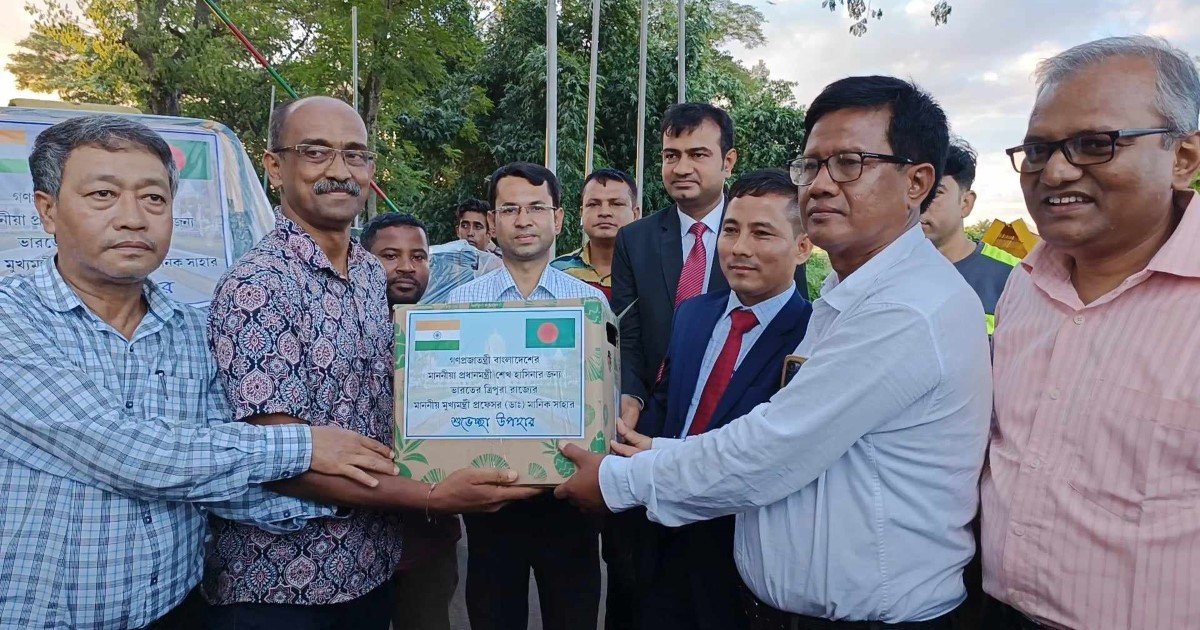 Tripura CM gifts PM Hasina 100 cartons of pineapples