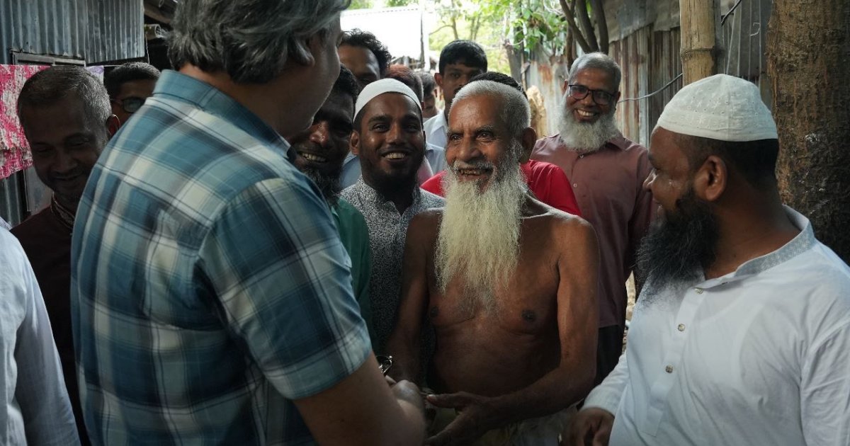 MP-elect Arafat visits Bhashantek bosti