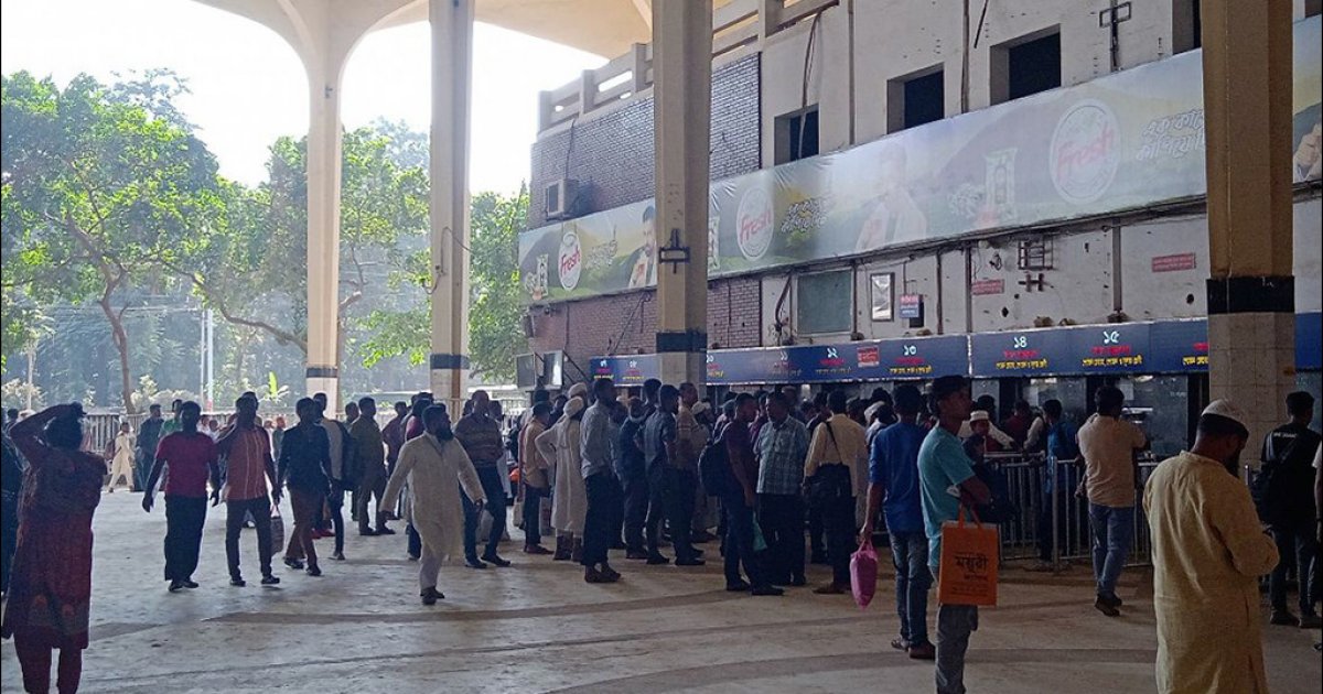 Dhaka bus, train, launch terminals bustling on weekend