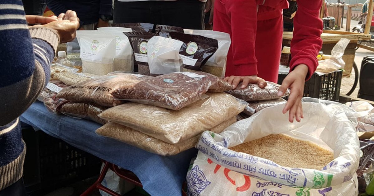 Youths hold weekly haat at Shahbagh to promote deshi rice