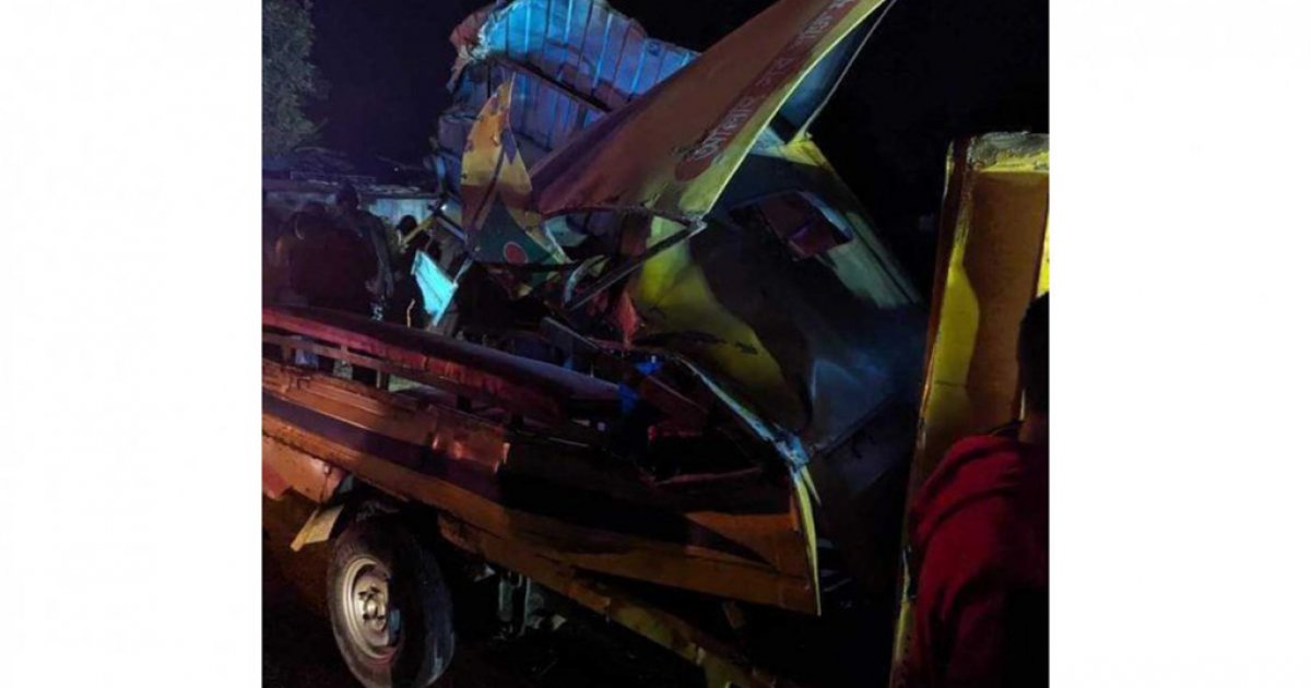 Four killed as bus hits human hauler in Faridpur