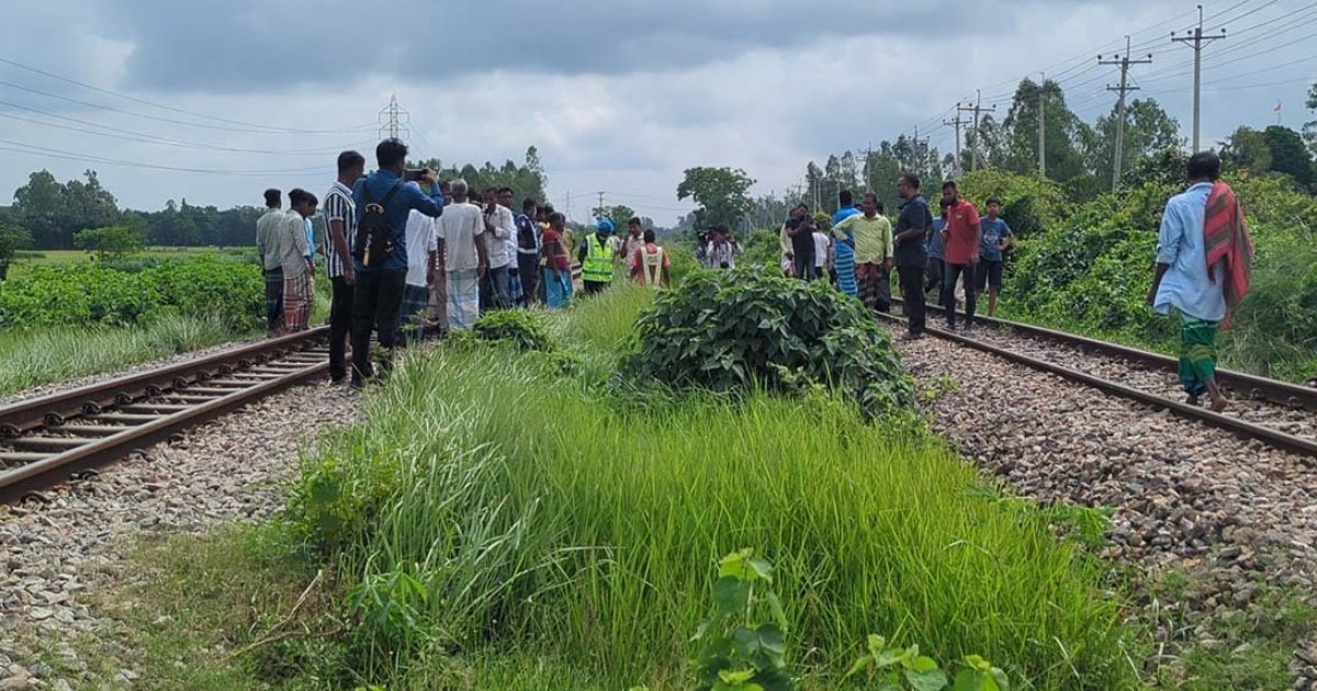 Five fatally struck by train in Narsingdi