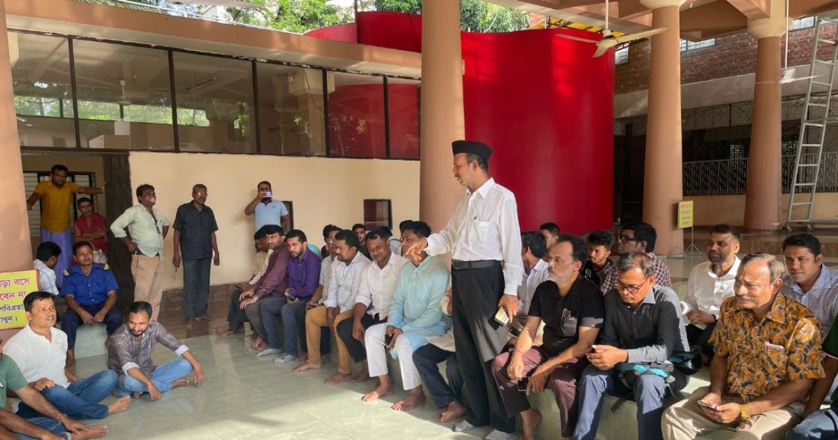 Temples in Dhaka being guarded by students and locals