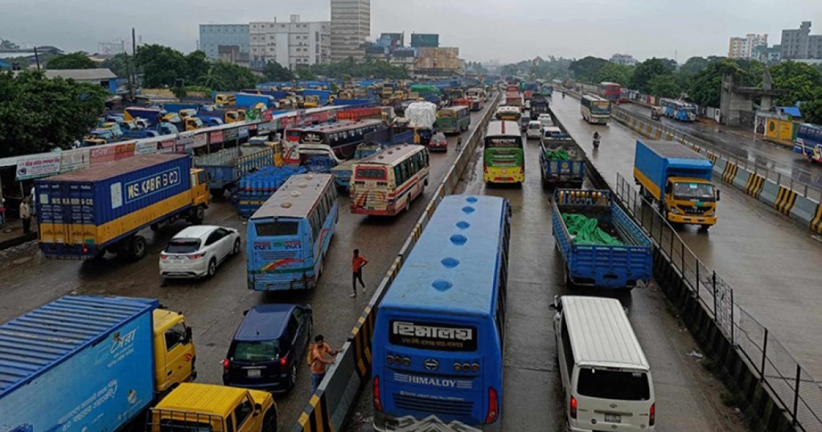 Fog results in accidents, prolonged traffic jam on Dhaka-Chittagong highway