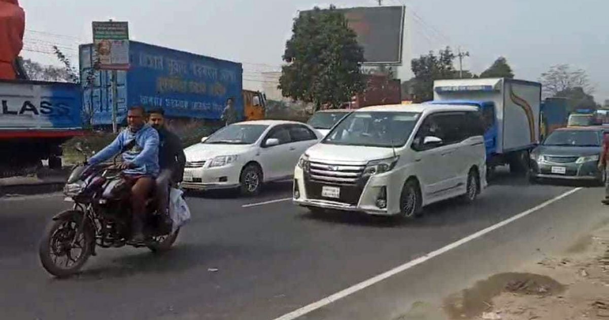 Sleeping drivers trigger traffic jam on Dhaka-Chittagong highway
