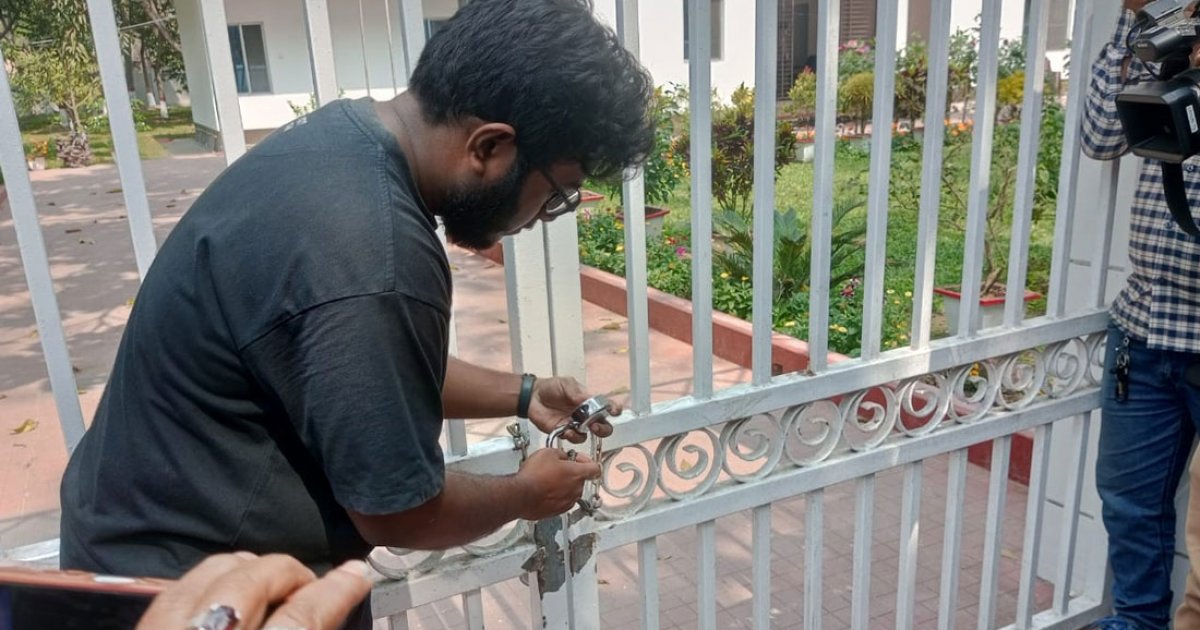 Students attempt to lock Kuet VC’s residence but retreat amid teachers ...