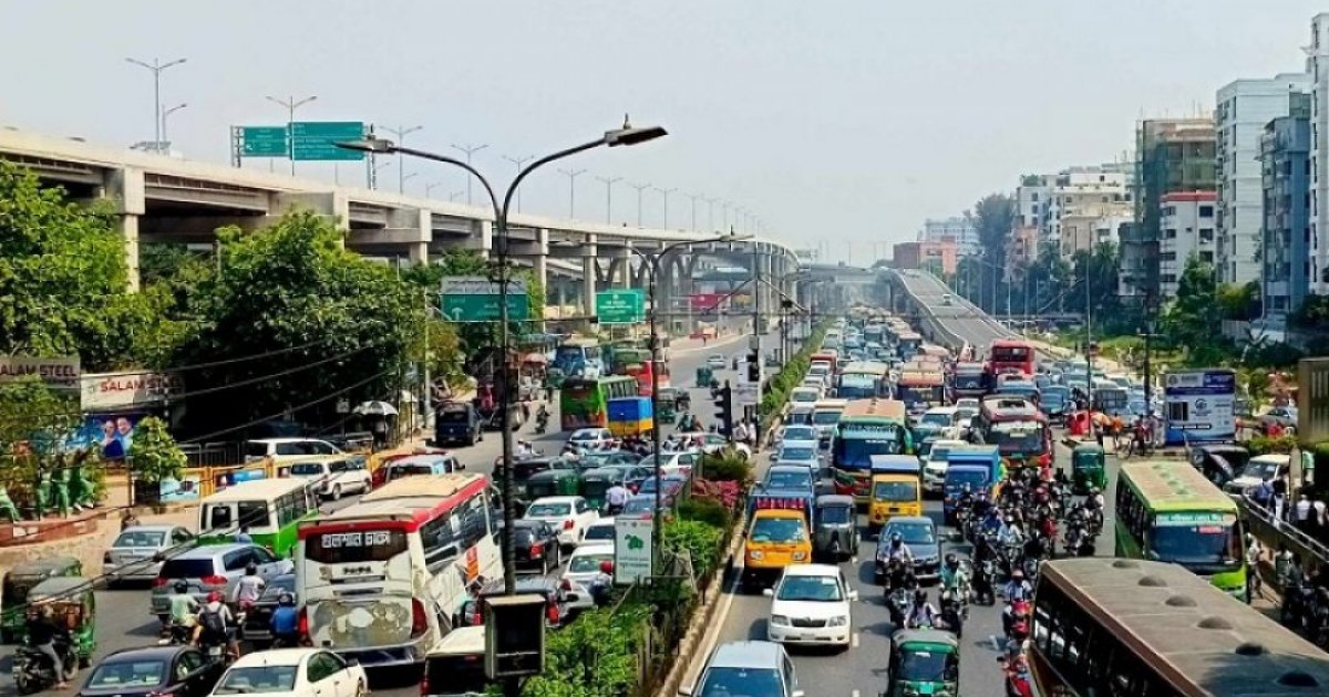 Severe traffic amid workers' blockade in Banani roads over accident