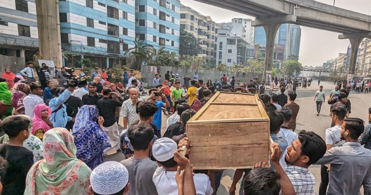 RMG workers block Banani road over fatal crash of colleague