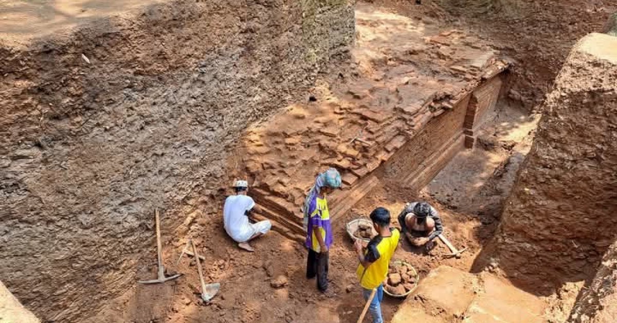 Ancient structure unearthed during excavation in Comilla