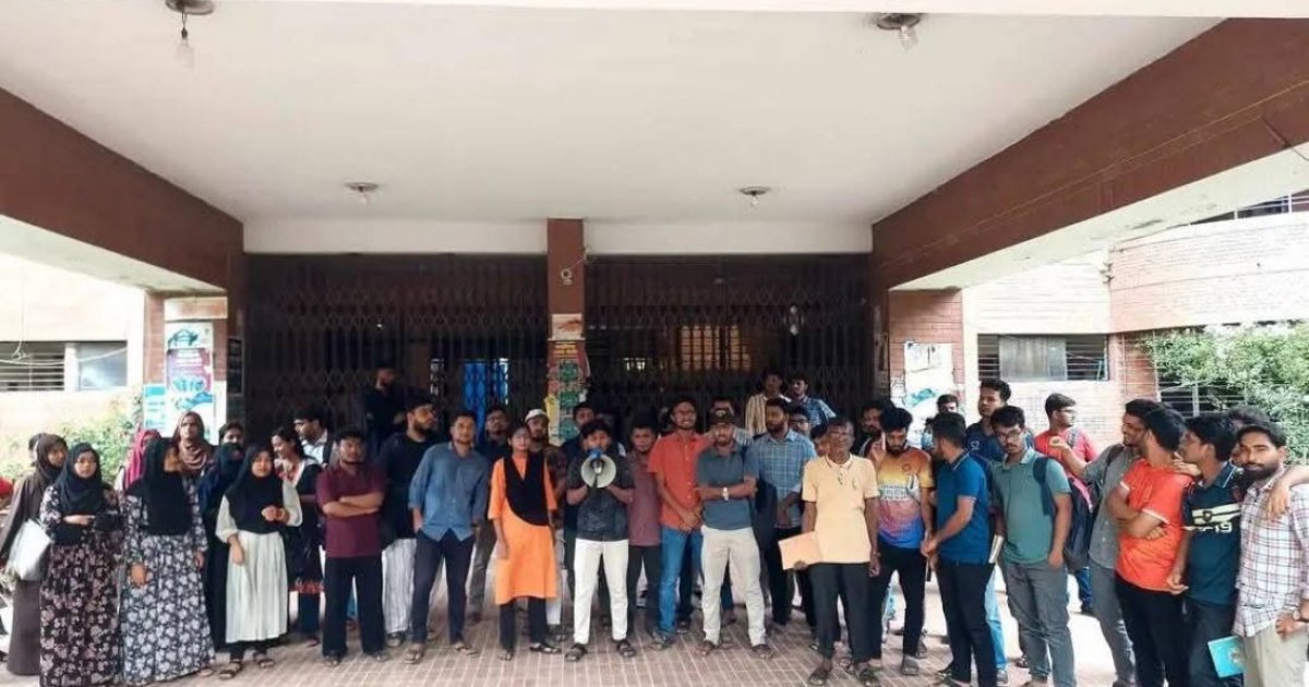 JU students block admin building demanding reinstatement of battery-run ...