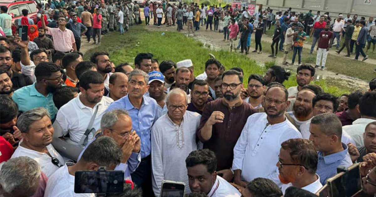 BNP leaders visit Uttara jet crash site, Fakhrul goes to burn institute