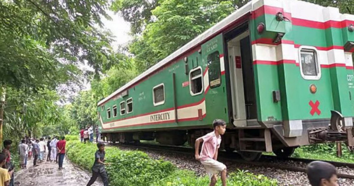 Coach detaches from Cox’s Bazar Express, disrupting train services