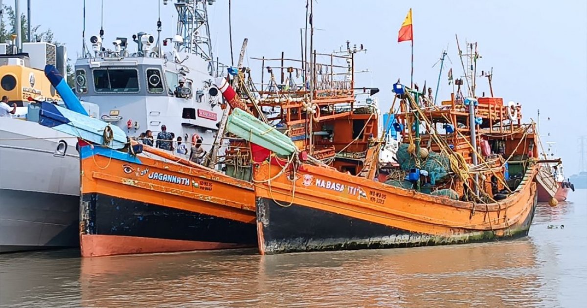 14 Indian fishermen held with trawler in Bay of Bengal
