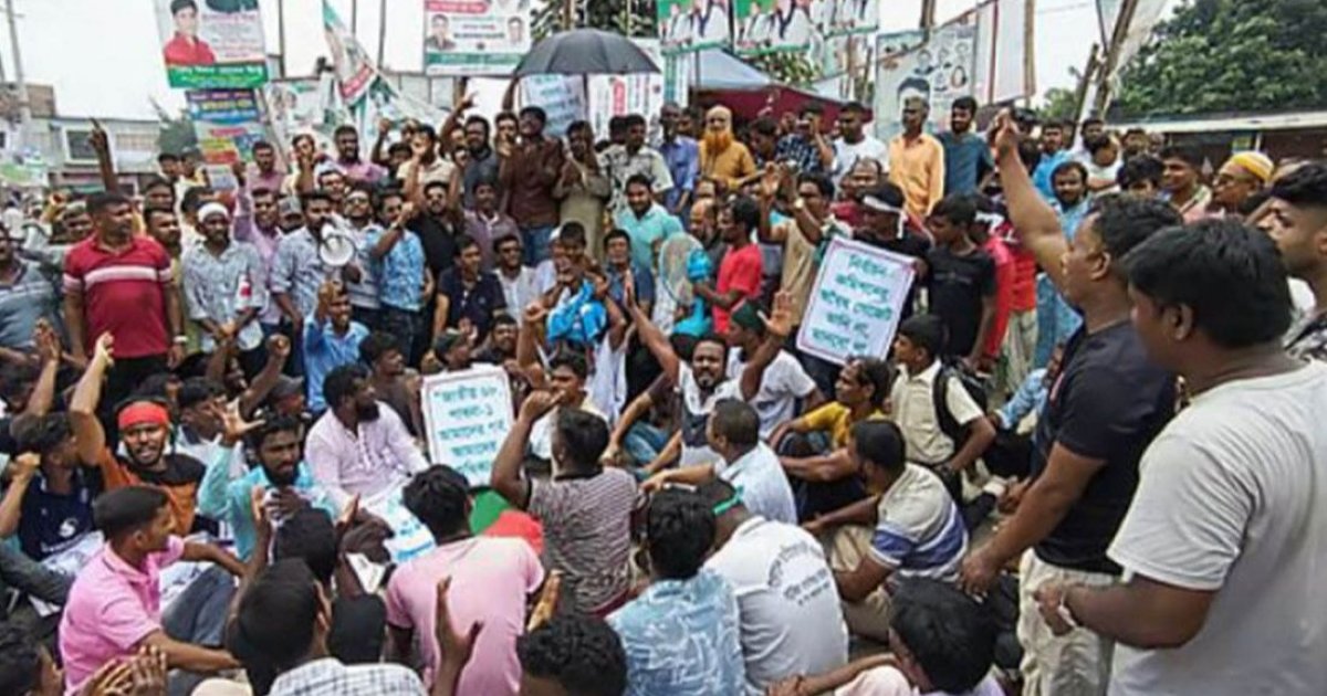 Residents block Dhaka-Pabna highway protesting constituency boundary ...