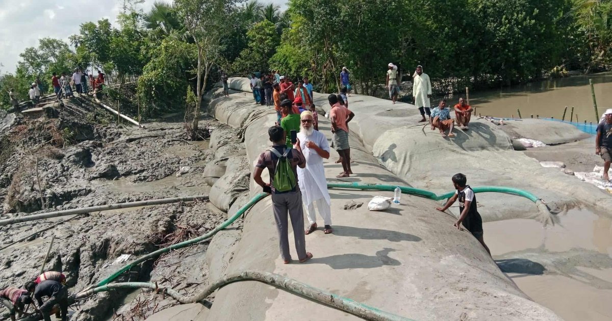 Dakop embankment collapse sparks flood fears in Khulna