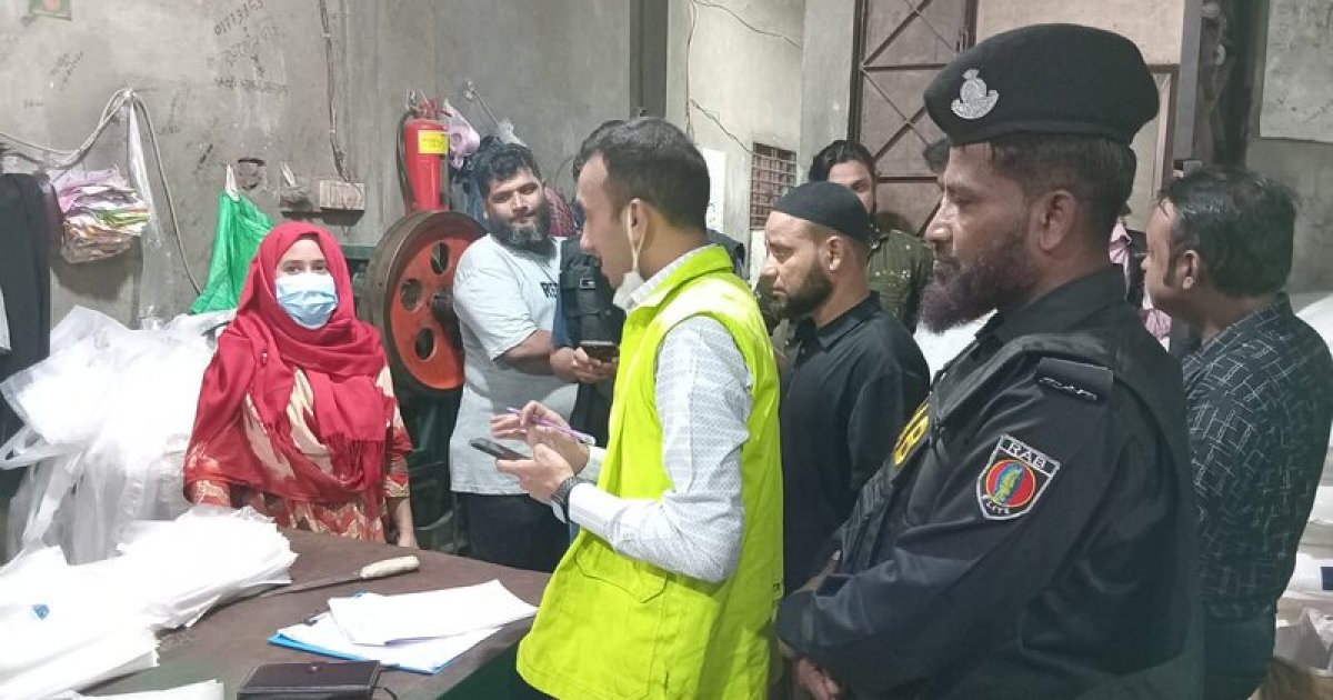 Banned polythene seized in Chawkbazar, 3 traders fined Tk 3.5 lakh