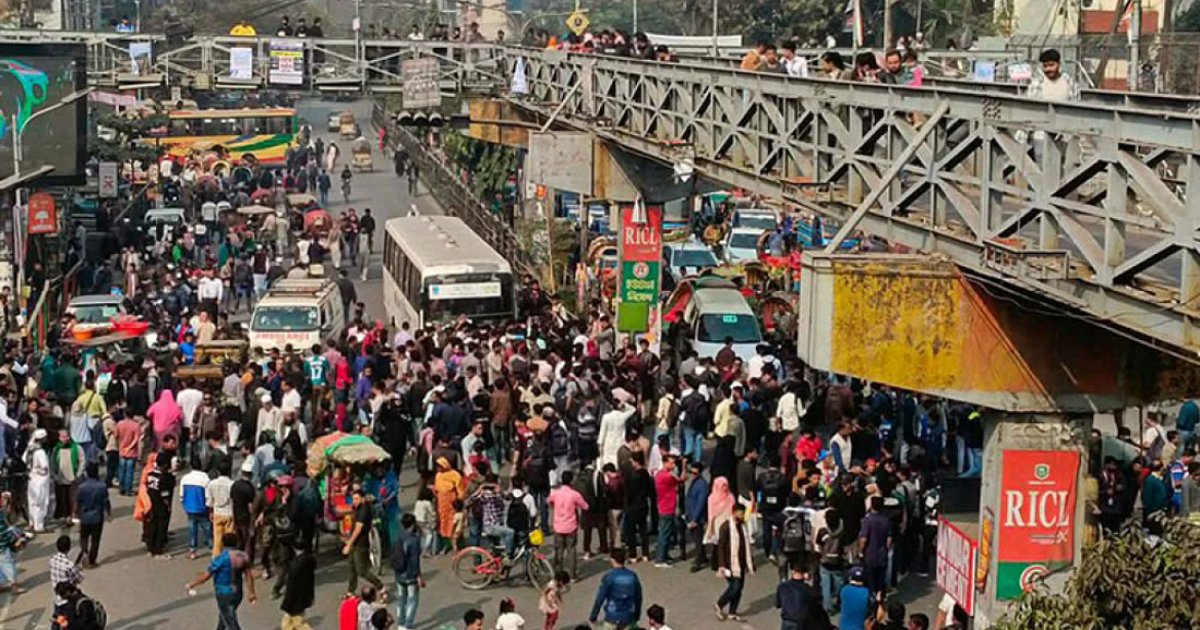 Students of seven colleges block Science Lab intersection again