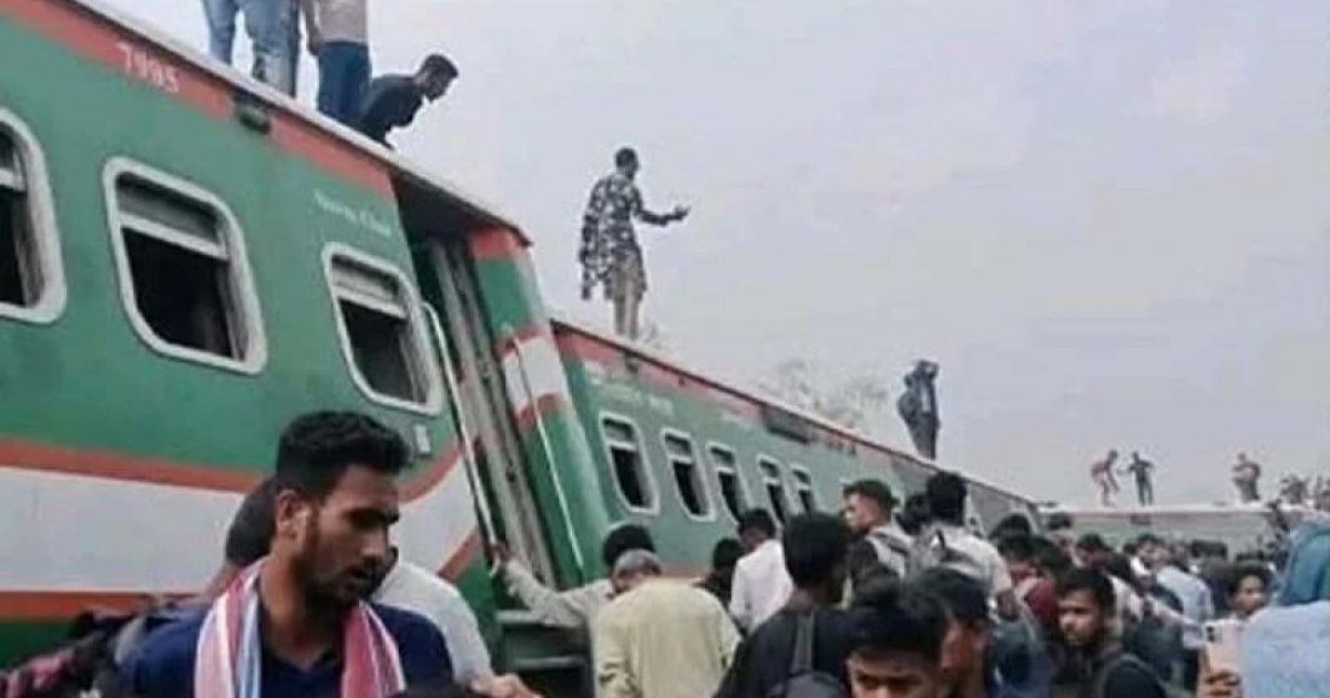 Train derails in Santahar, disrupting Dhaka–North Bengal rail link
