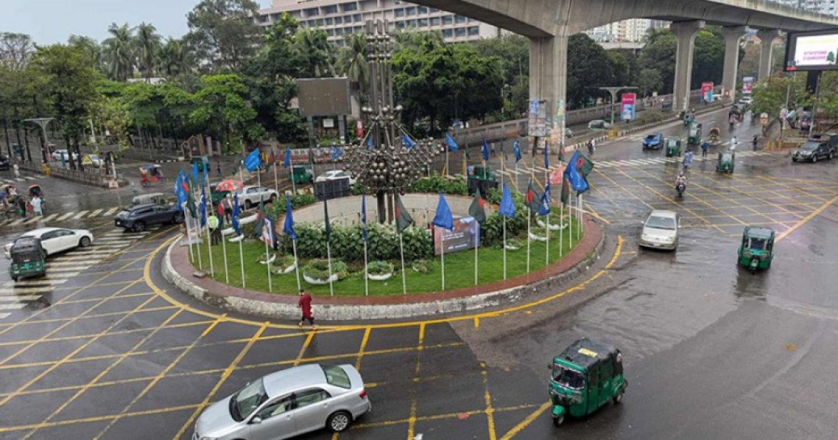 Light drizzle persists all day; Dhaka traffic eases as city grows quieter