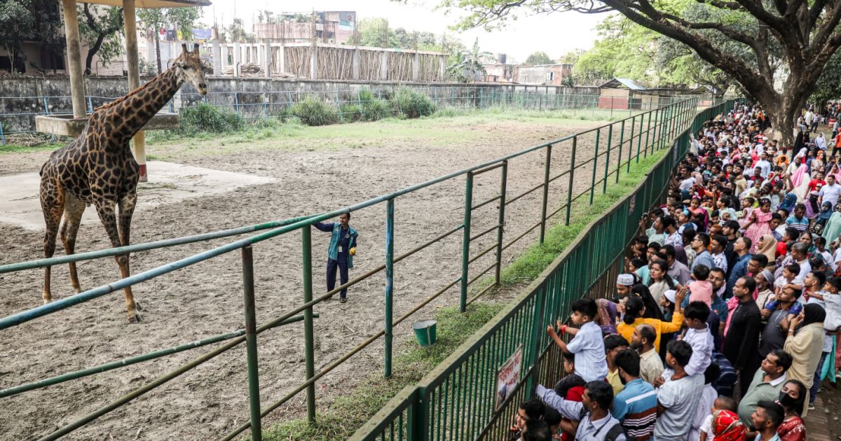 Crowds flock to Dhaka recreation spots on 2nd day of Eid