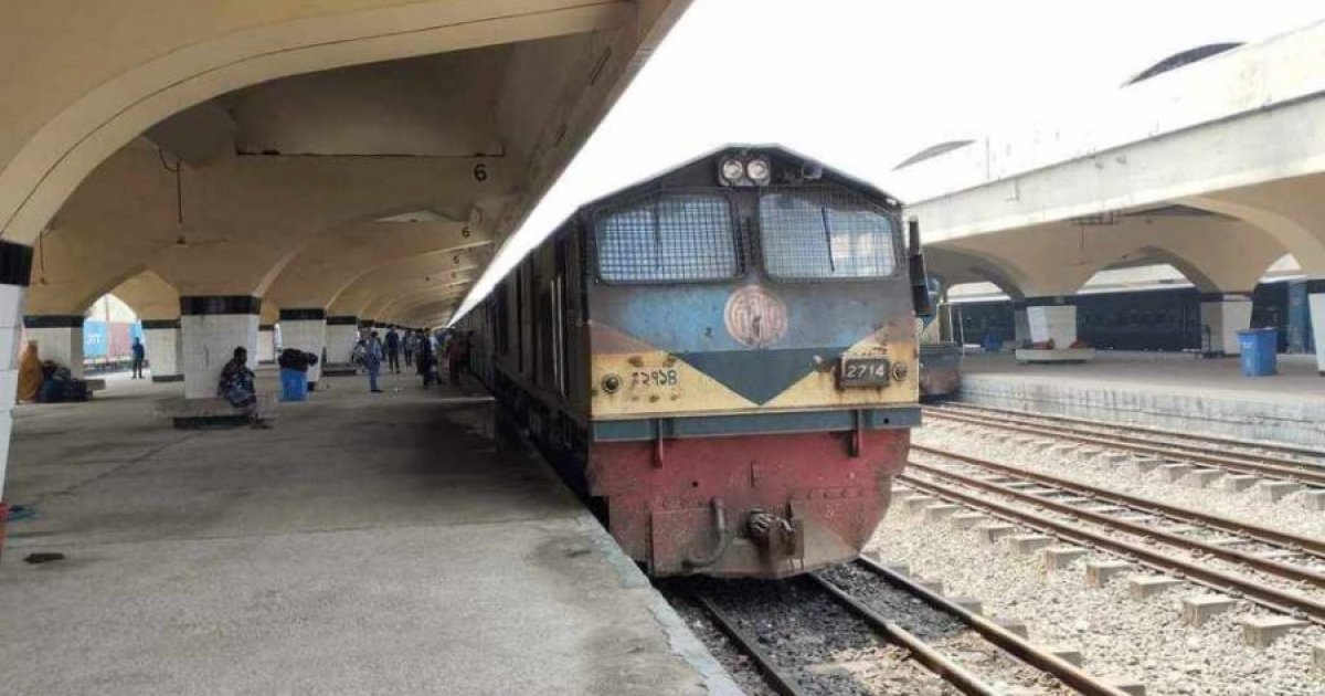 Teen dies after falling from train roof in Gandaria