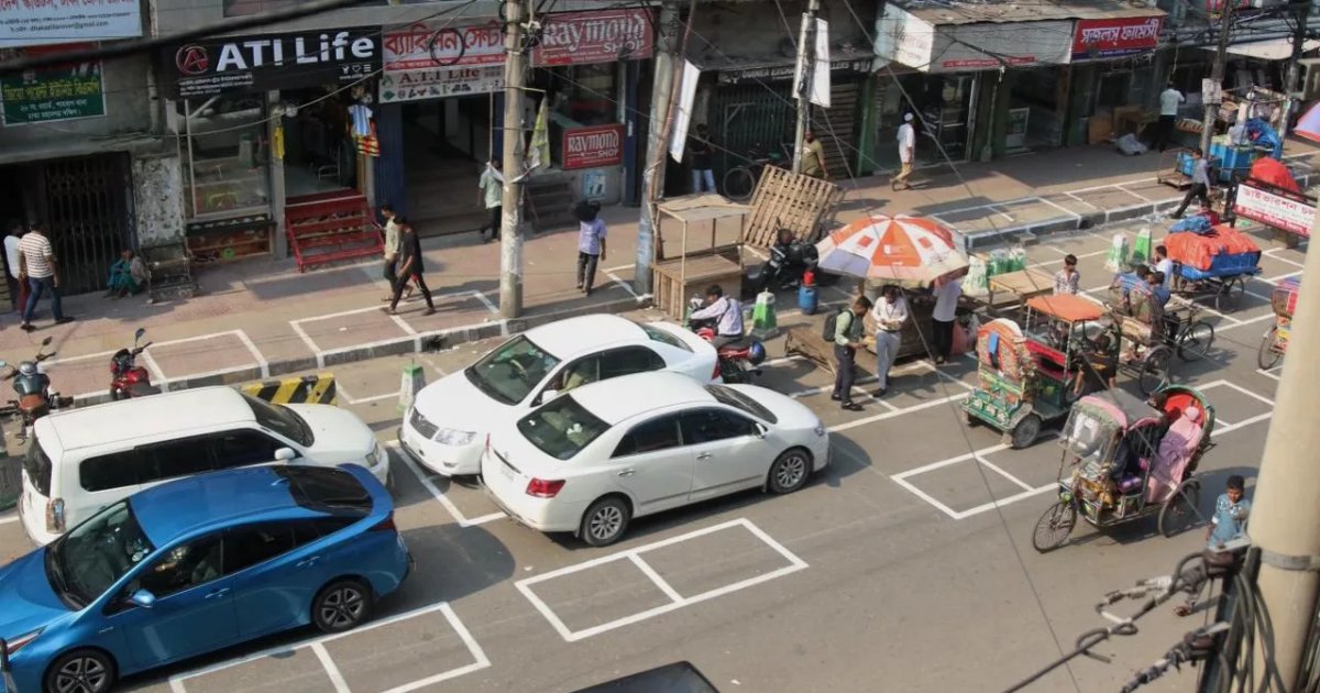 Evicted hawkers’ spaces in Gulistan now occupied by parked vehicles