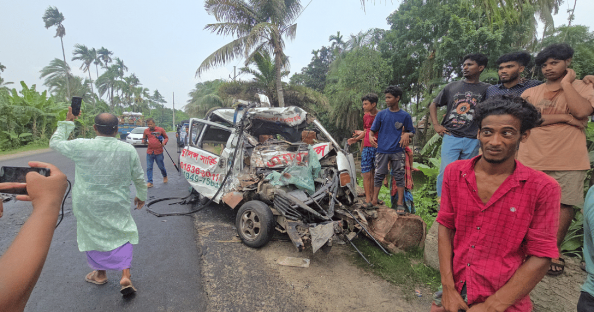5 killed in Faridpur bus-ambulance collision