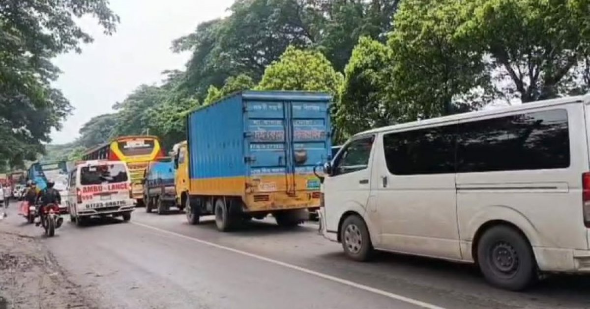 8-kilometre traffic snarl grips Dhaka–Chittagong highway